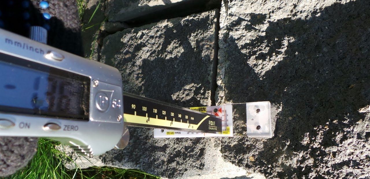 Пластинчатые маяки для контроля трещин в зданиях