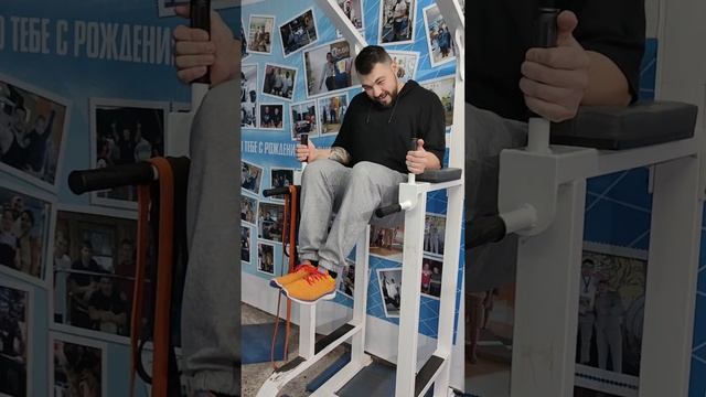 Подъемы ног на брусьях