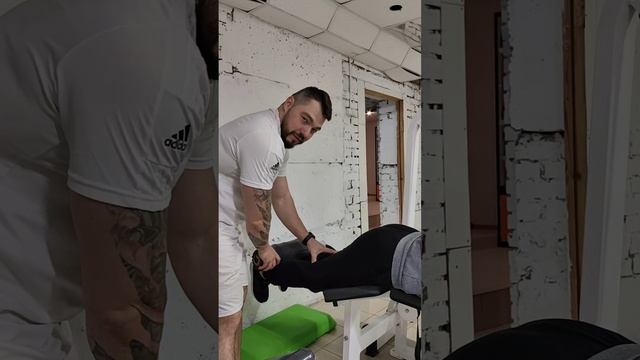 Сгибания ног лежа в тренажёре