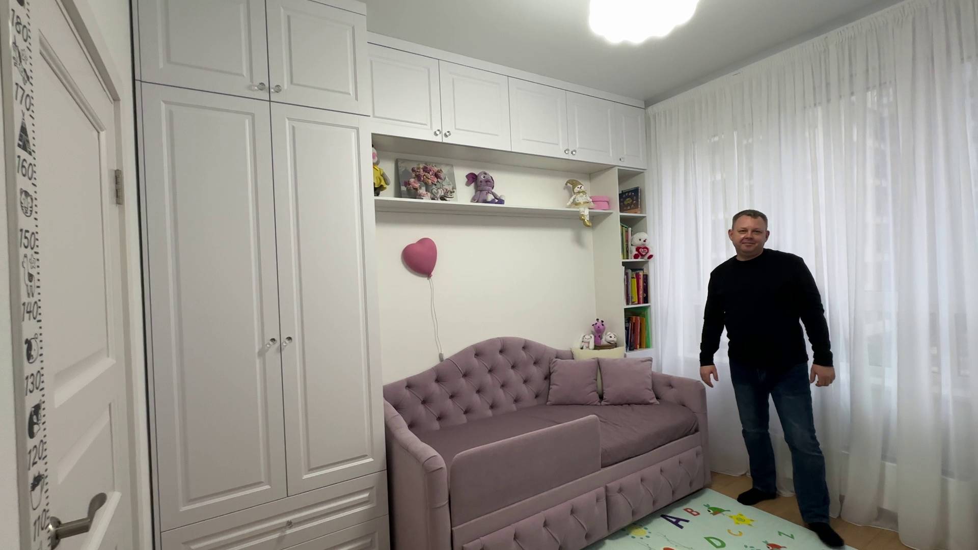 Маленькое пространство – большие возможности: вместительный белый шкаф для детской 10 кв м