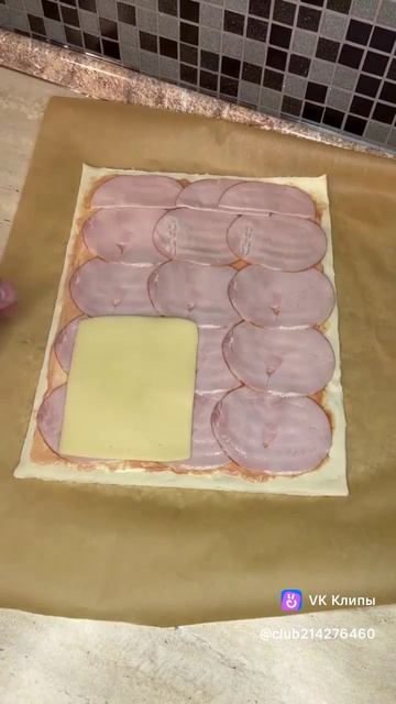 Закусочные квадратики из слоеного теста с разными начинками