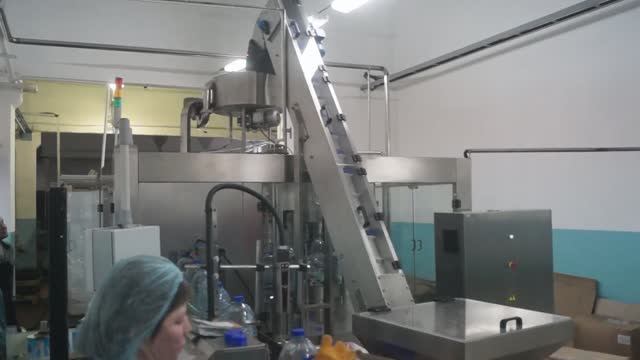 Загрузчик-ориентатор пробки для линии розлива спокойной воды в 5 литровые бутылки