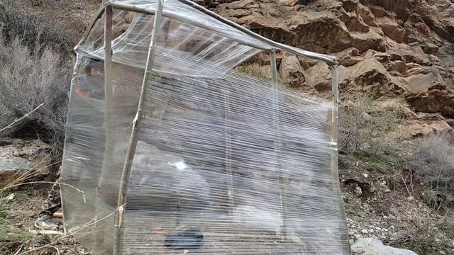 Строительство потрясающего укрытия над водой с помощью пластиковой пленки. лагерь для отдыха.