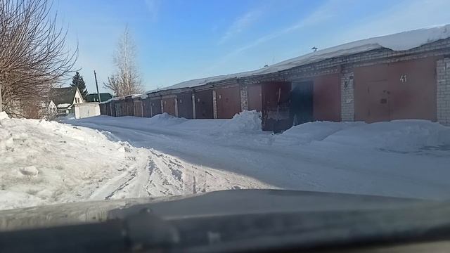 Таскаю вещи, убираю снег