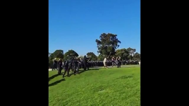 Австралия - полицейские методично расстреливают толпу резиновыми пулями, 2021