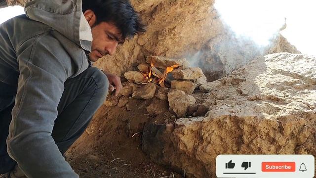 Лагерь в естественном укрытии. Каменный камин с дымоходом. Сон на природе. Навыки выживания