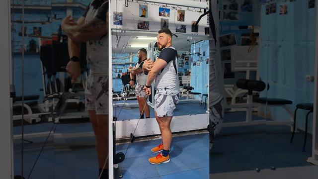 Кроссовер: Разгибание руки в наклоне с нижнего блока