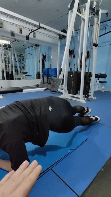 Планка с поворотом таза