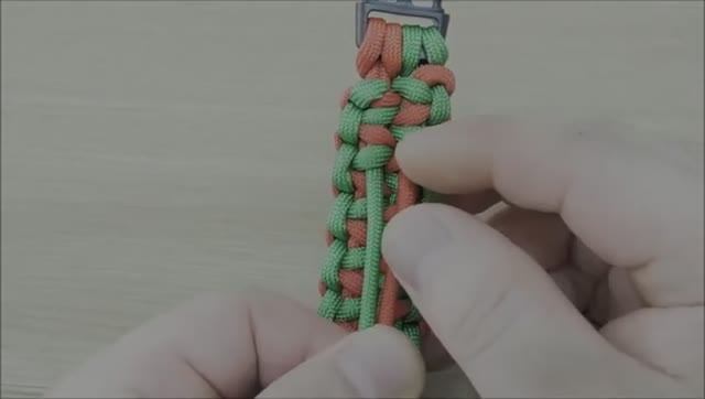 How to make a alligator fang knot paracord bracelet.