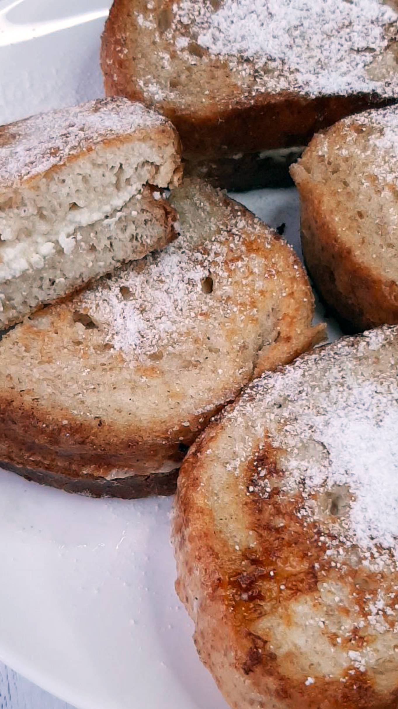 Сладкая гренка с творогом.