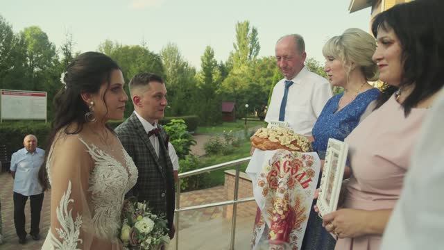 Как встречали родители своих детей молодожёнов