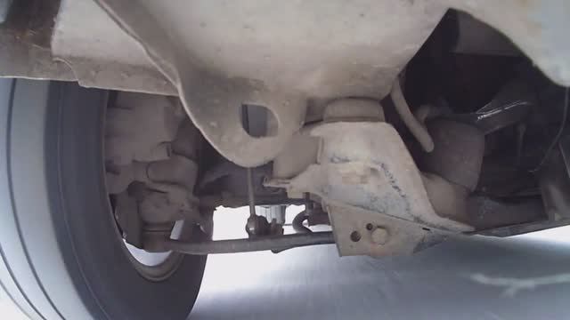 Работа передней подвески автомобиля съемка на камеру в движении. Работа подвески в движении BMW E34