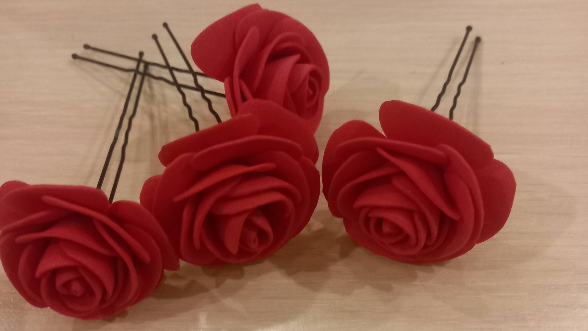 Шпилька с красной розой из фоамирана