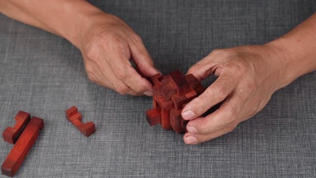 Дедушка Аму демонстрирует свои Любаньские замки - головоломки