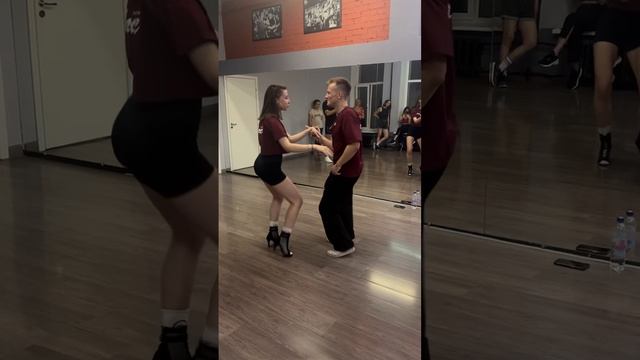 Бачата. Танец от преподавателей под "Sabscribete" by Mayinbito, Pinto Picasso