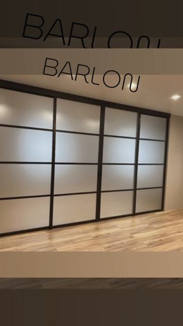 Раздвижная перегородка в коттедж: черный профиль, стекло выбеленное матовое.