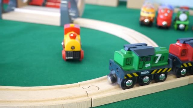 Поезда для детей! Томас и его друзья приехали в Brio Гараж ♪