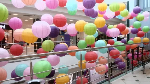 Бумажные фонарики в магазине