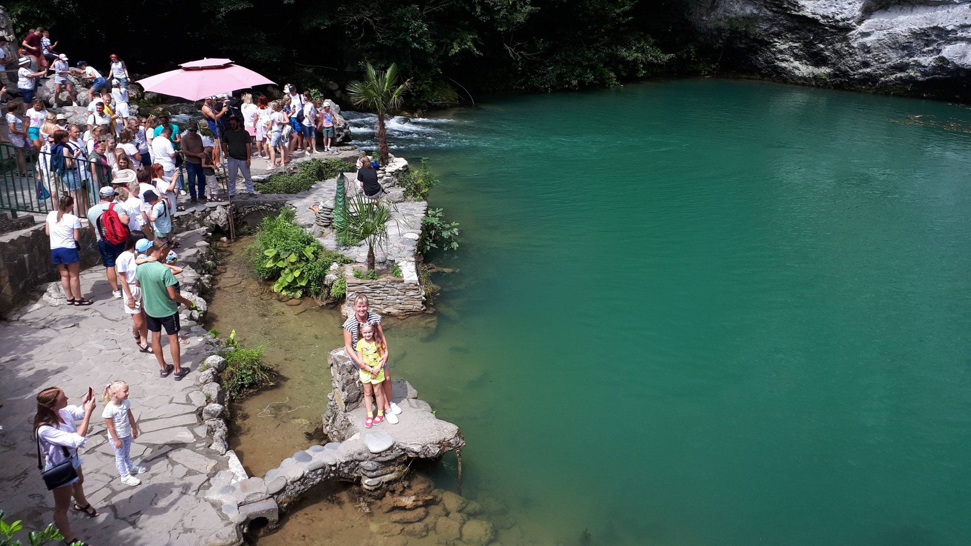 Красивое Голубое озеро по пути к озеру Рица, Абхазия