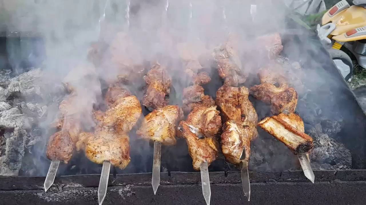 Как замариновать мясо для шашлыка из свинины. Очень  вкусный т сочный.