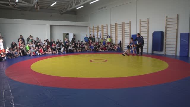 Два красивых броска от юного борца!