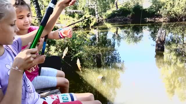 Девочки поймали карасика