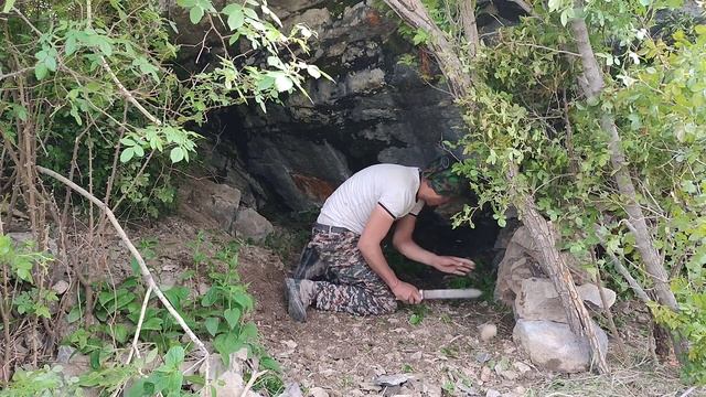 Лагерь под скалами, приготовление стейка на камнях