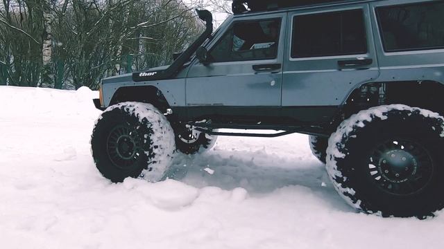 Катаем на радиоуправляемом Джип Чероки по деревне.
