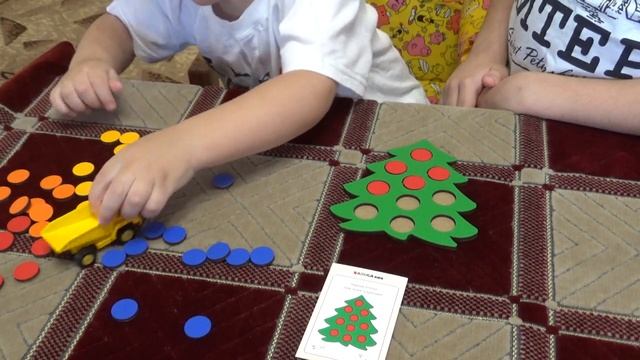 ДЕТСКИЙ БЛОГЕР ГОША ИГРАЕТ В ИГРУ - ЕЛОЧКА МОЗАИКА