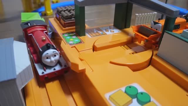 Железная дорога для детей! Томас и Терренс ☆ Площадка для погрузки и разгрузки древесины♪