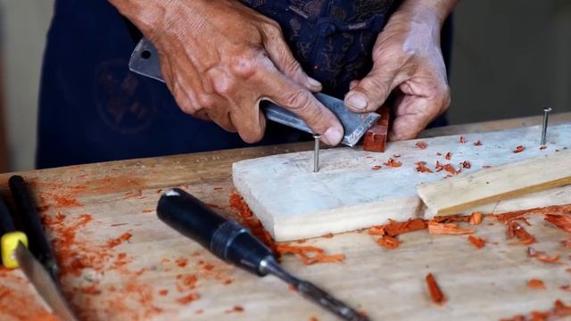 Дедушка Аму показывает как сделать табурет с использованием соединения Любаня