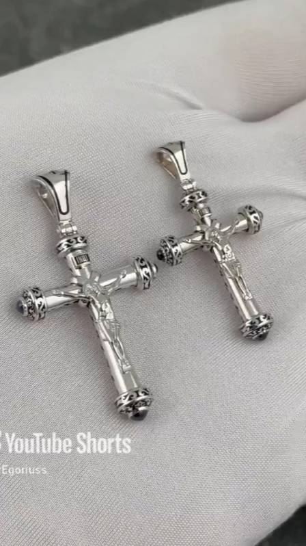 Элегантные кресты из белого золота с сапфирами