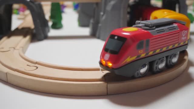 Детская железная дорога - Поезд Brio курсирует по железнодорожной трассе.