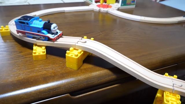 Приключенческая горка для спуска! Быстрый спуск Томаса, Перси и Джеймса вниз с горки!