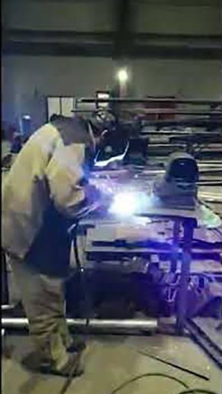 Сварка на производстве - БАРСВЕЛД жжёт #shorts #сваркаполуавтоматом