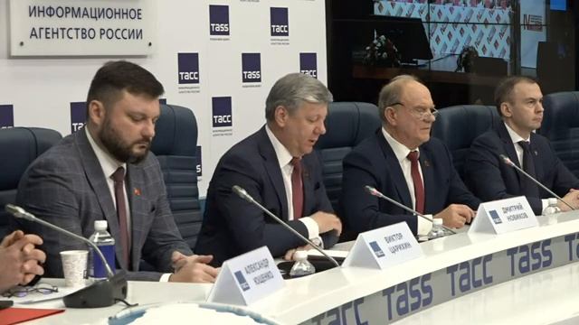 Народный референдум! Голосуй за будущее в подразделениях КПРФ, на сайте или по тел. 8 800 600 77 74