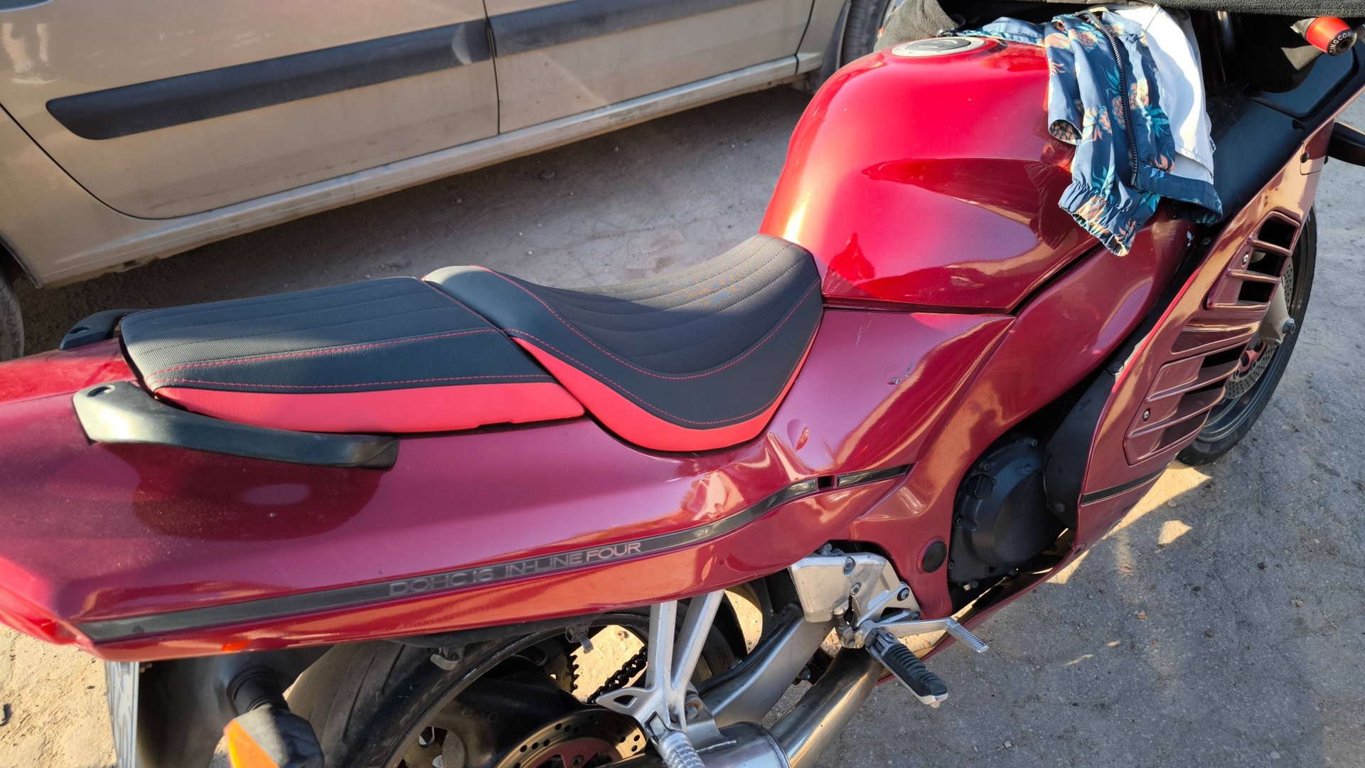 Перетяжка сиденье от мотоцикла Suzuki RF 600.