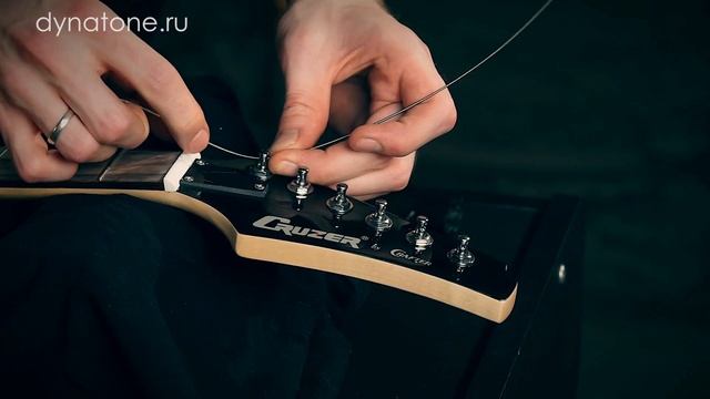 Как правильно поменять струны на электрогитаре