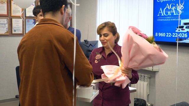 Торжественное вручение ключей семьям в офисе  | 2024