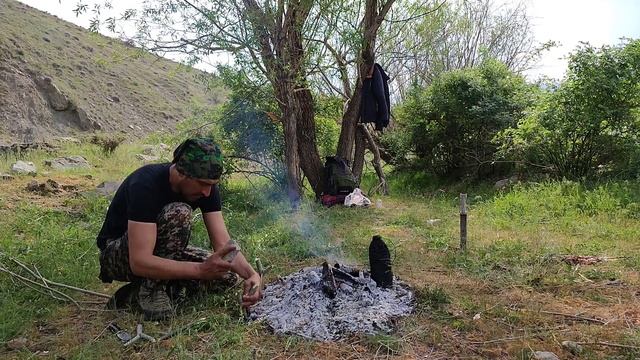 одиночный кемпинг в горах, кемпинг под дождем. навыки выживания в лесу