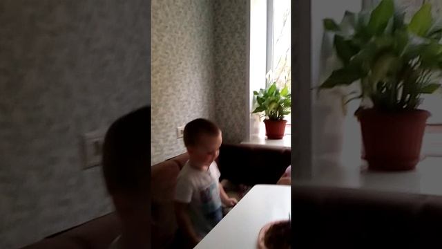 наконец-то, в три года научился задувать свечи