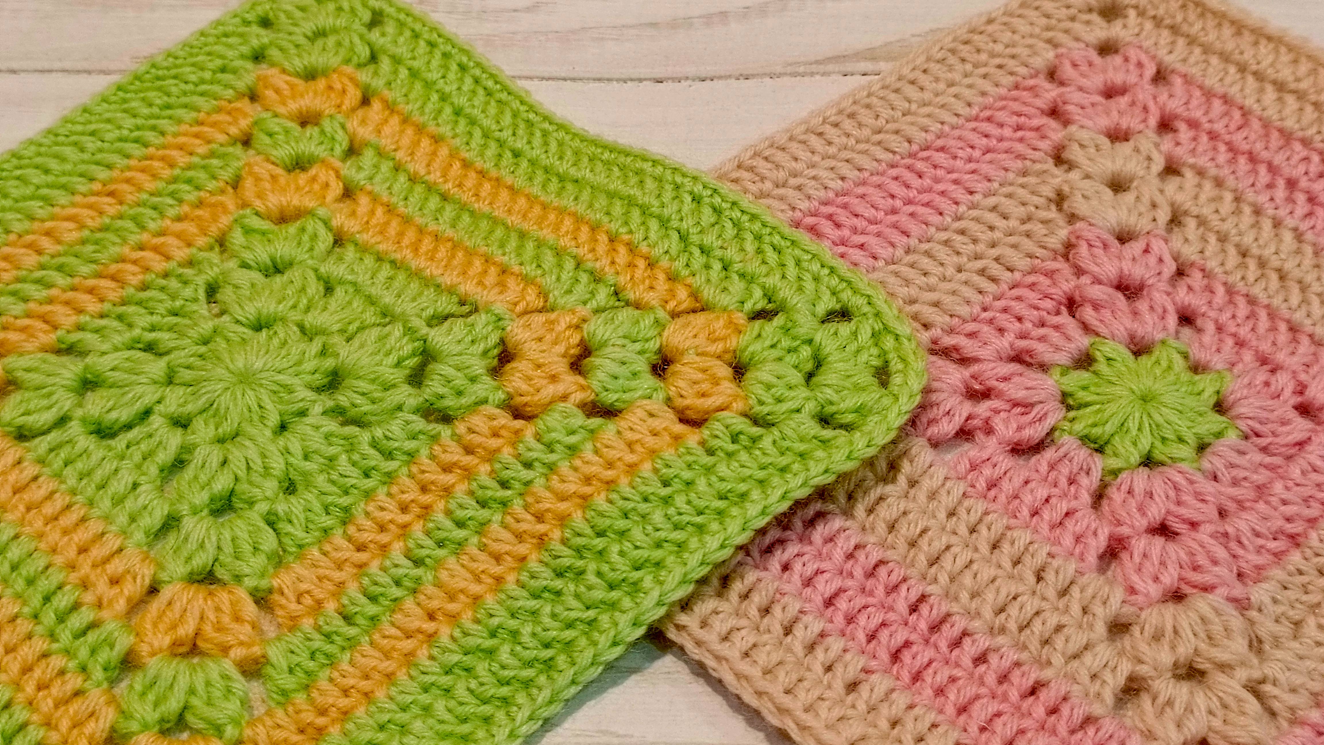 2 нити в работе . Вяжем квадрат с угловым соединением ряда .