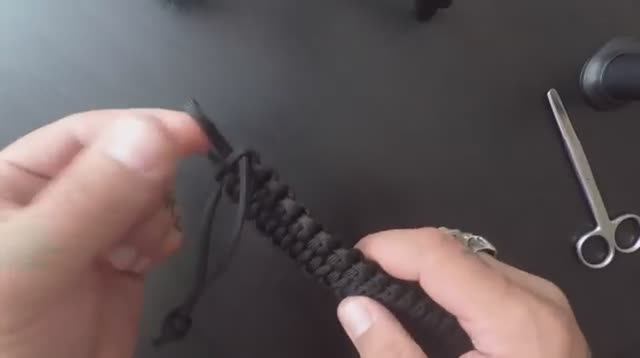 БЫСТРОРАСПЛЕТАЕМЫЙ БРАСЛЕТ ВЫЖИВАНИЯ. ИНСТРУКЦИЯ ПО ПЛЕТЕНИЮ(360P)