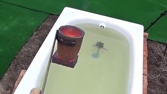 Вылил расплавленную медь в ванну с водой