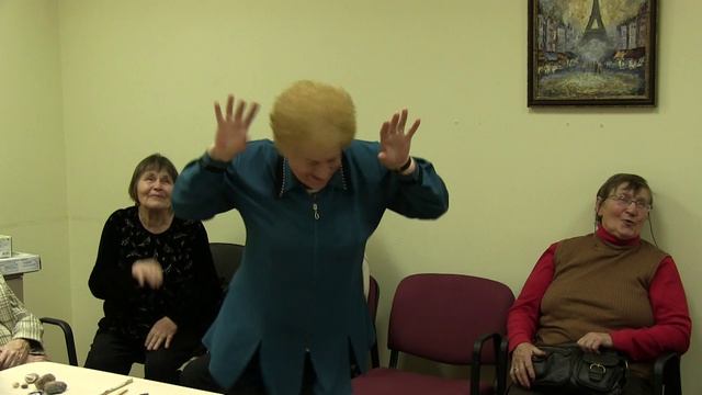 Пожилые люди, пережившие военное время сморят современные игрушки.