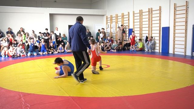 Чистая победа на туше юного борца!