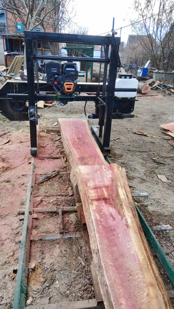 ленточная пилорама в работе