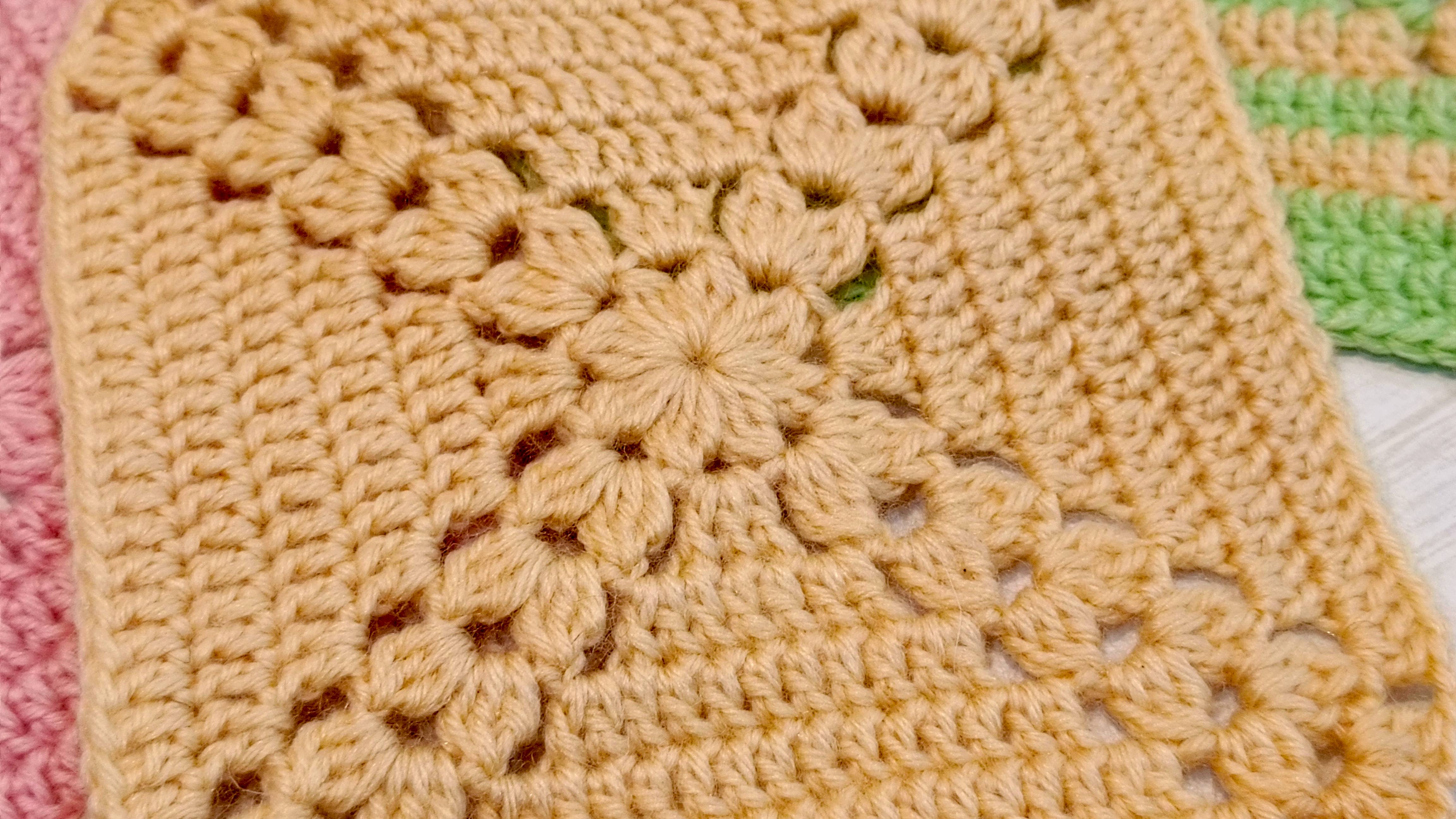 МК квадрат крючком . Узор в угловых линиях .