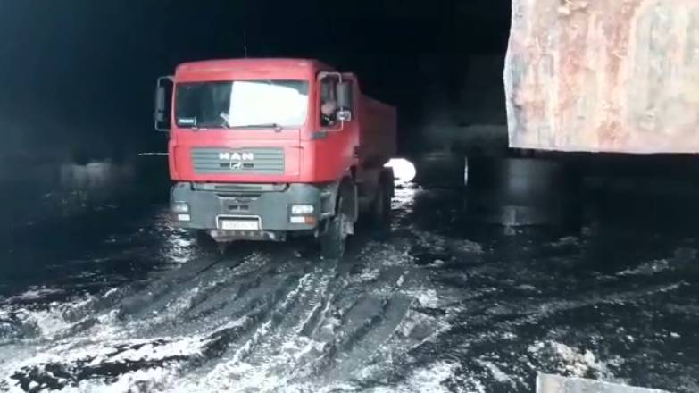 Самосвал заехал в резервуар