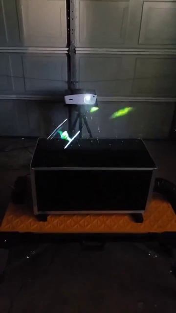 Если смотреть «Звездные Войны» — то только так, через туманную голограмму.